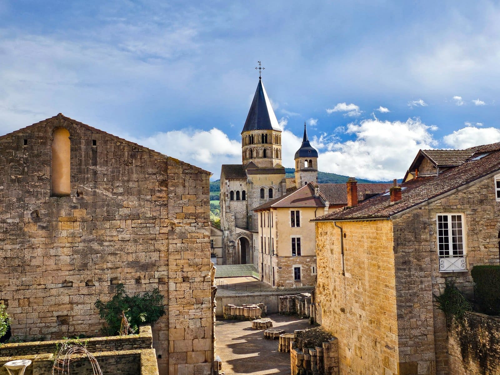 Cluny-Reiseführer: 10 Tipps von der Abtei bis zum Käseturm!